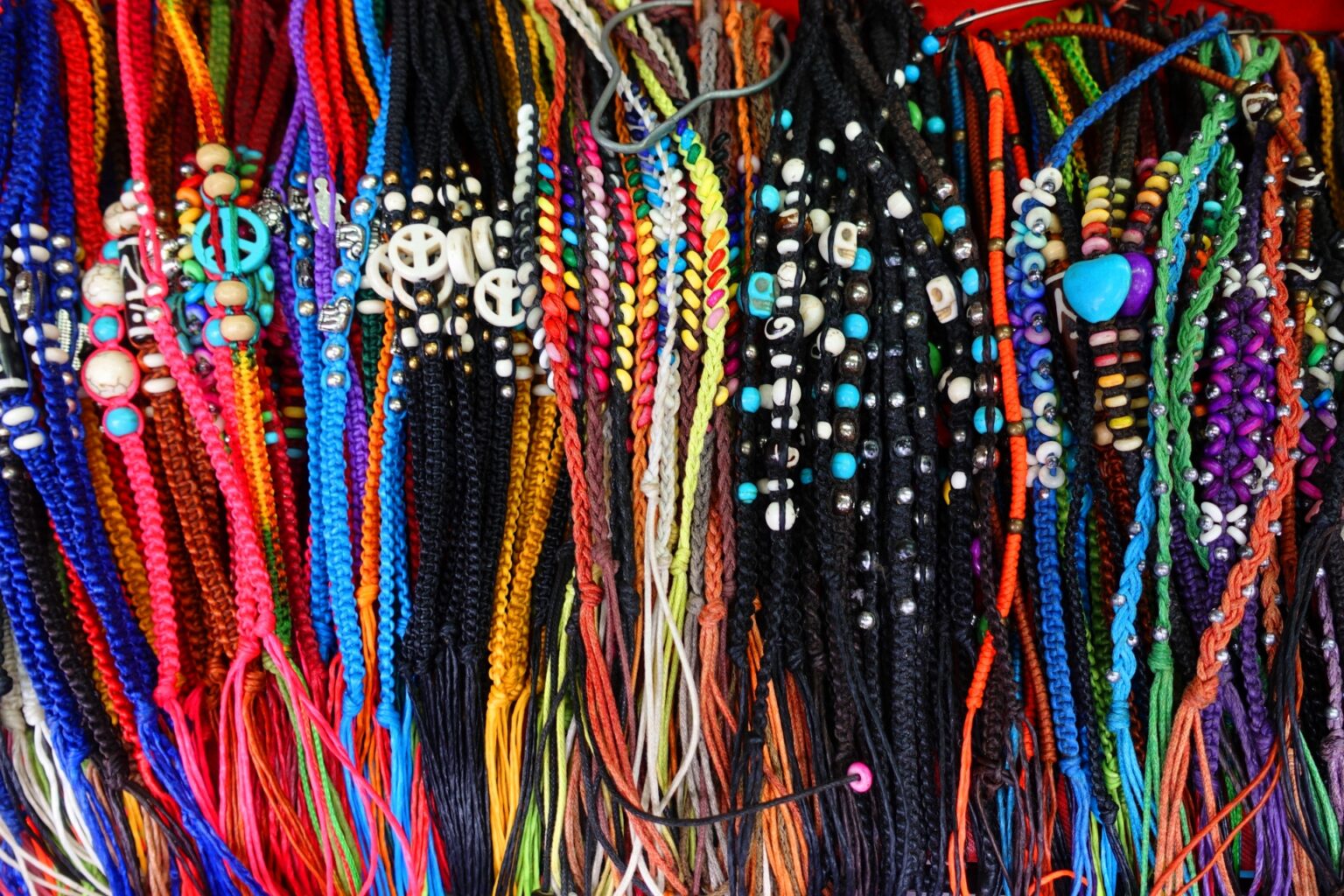 ミサンガの意外な4つの意味と左手に巻く理由・色が持つ意味 ～カップルと恋愛に効く秘密 | tomomoの彩りブログ